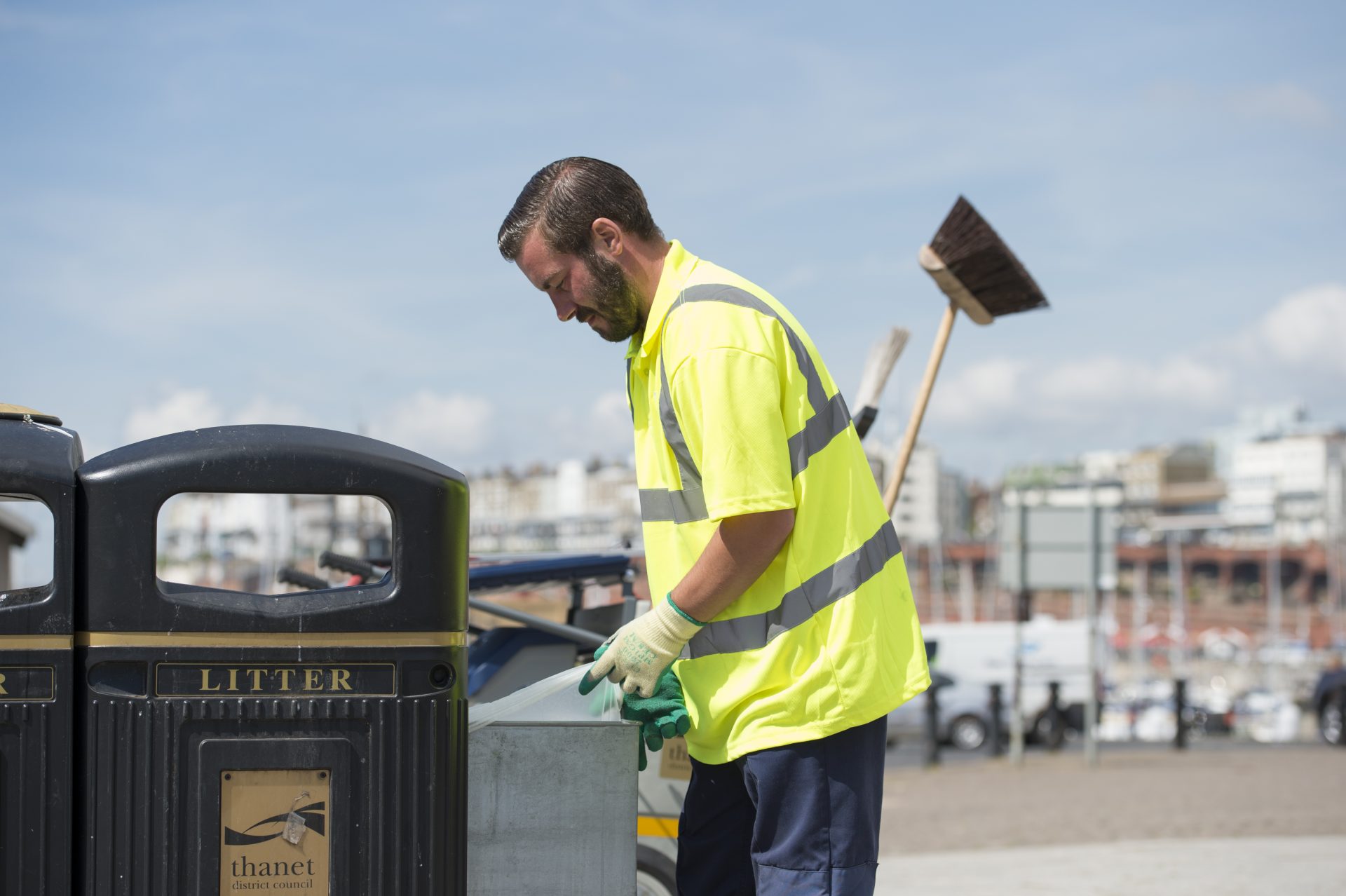 Council employs street cleaners to tidy up residential areas - Thanet